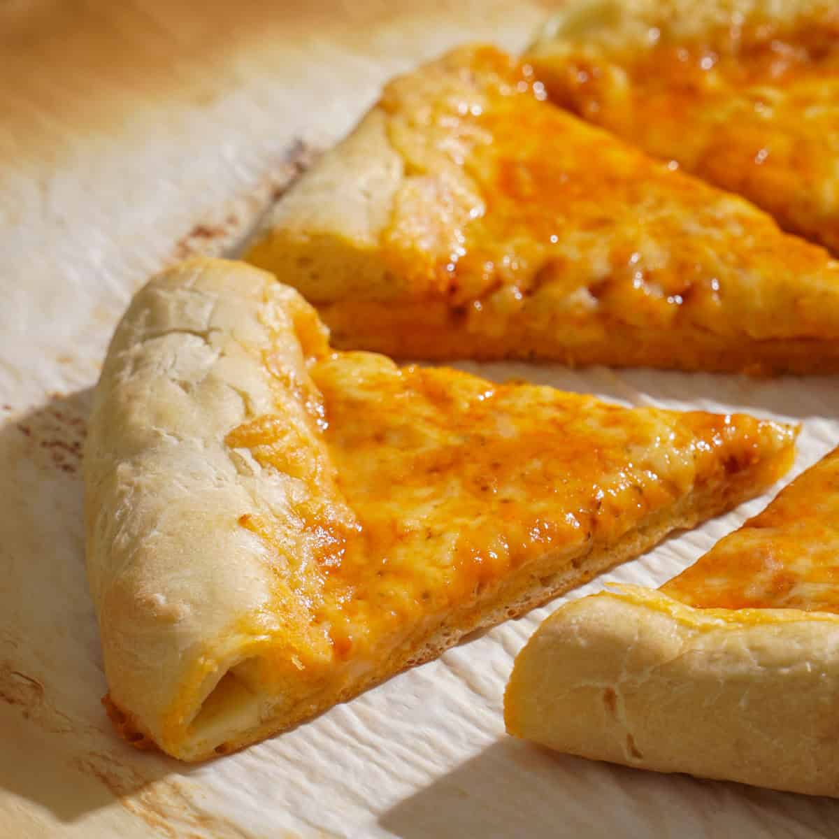 Quick homemade stuffed crust pizza - Tomatoes Tomahtos