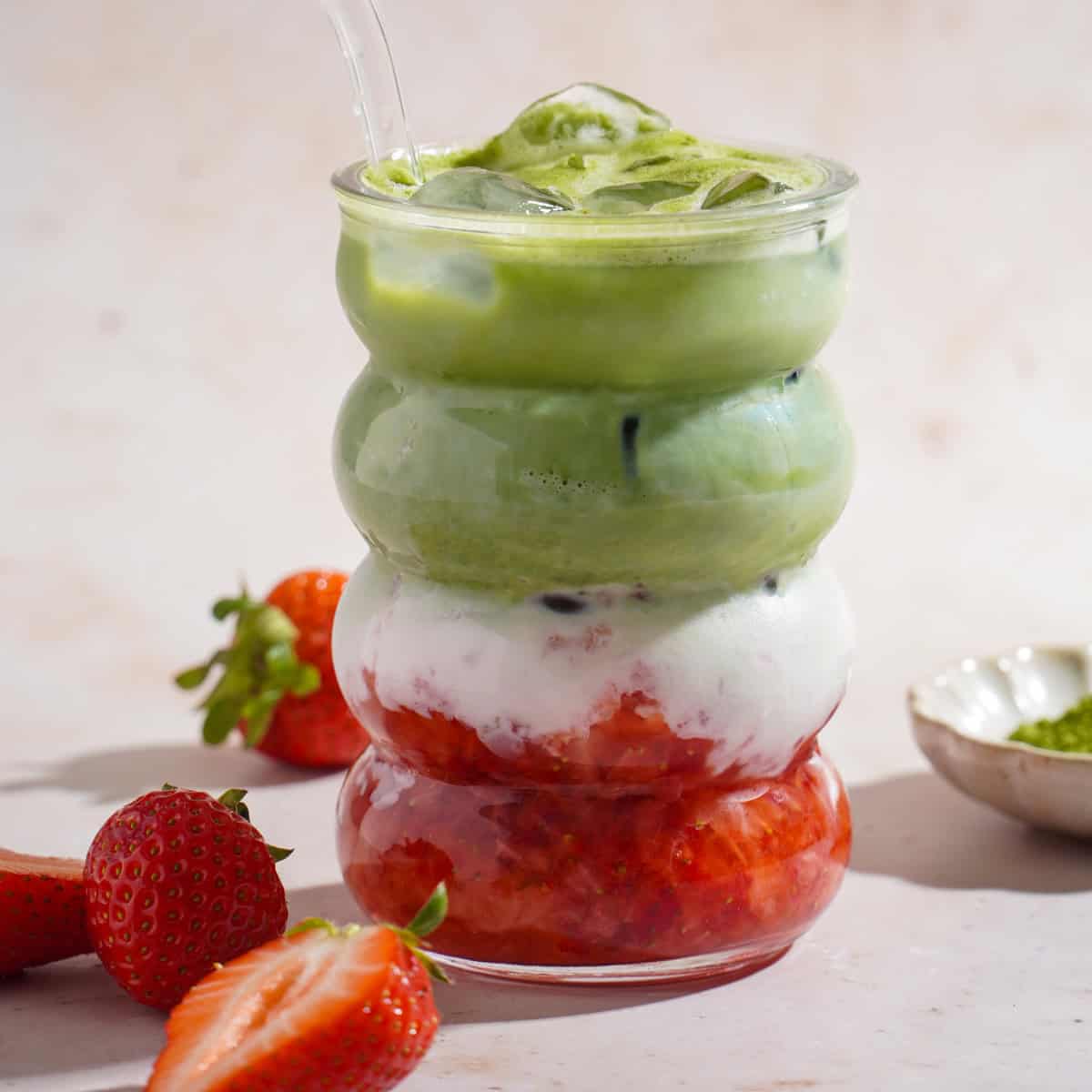 Iced strawberry matcha latte - Tomatoes Tomahtos